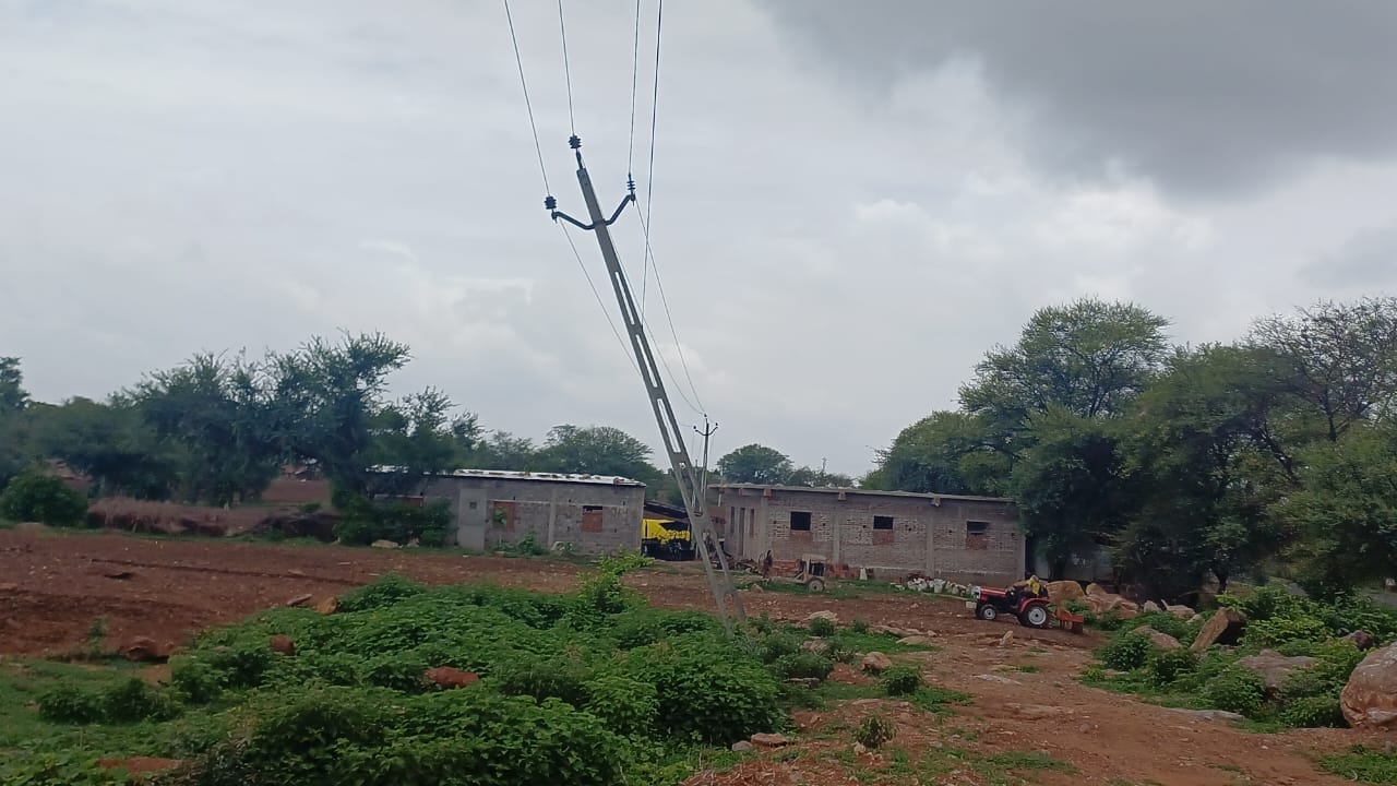 Electricity does not come for a long time after electricity poles fall ...