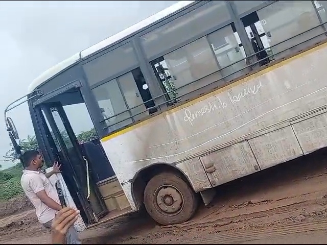 People trudge through the muddy road | કાદવ કિચડ વાળા રસ્તાથી લોકો ...