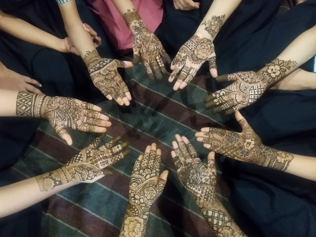 Mehndi competition held in Surat School No. 108; At the end of the ...