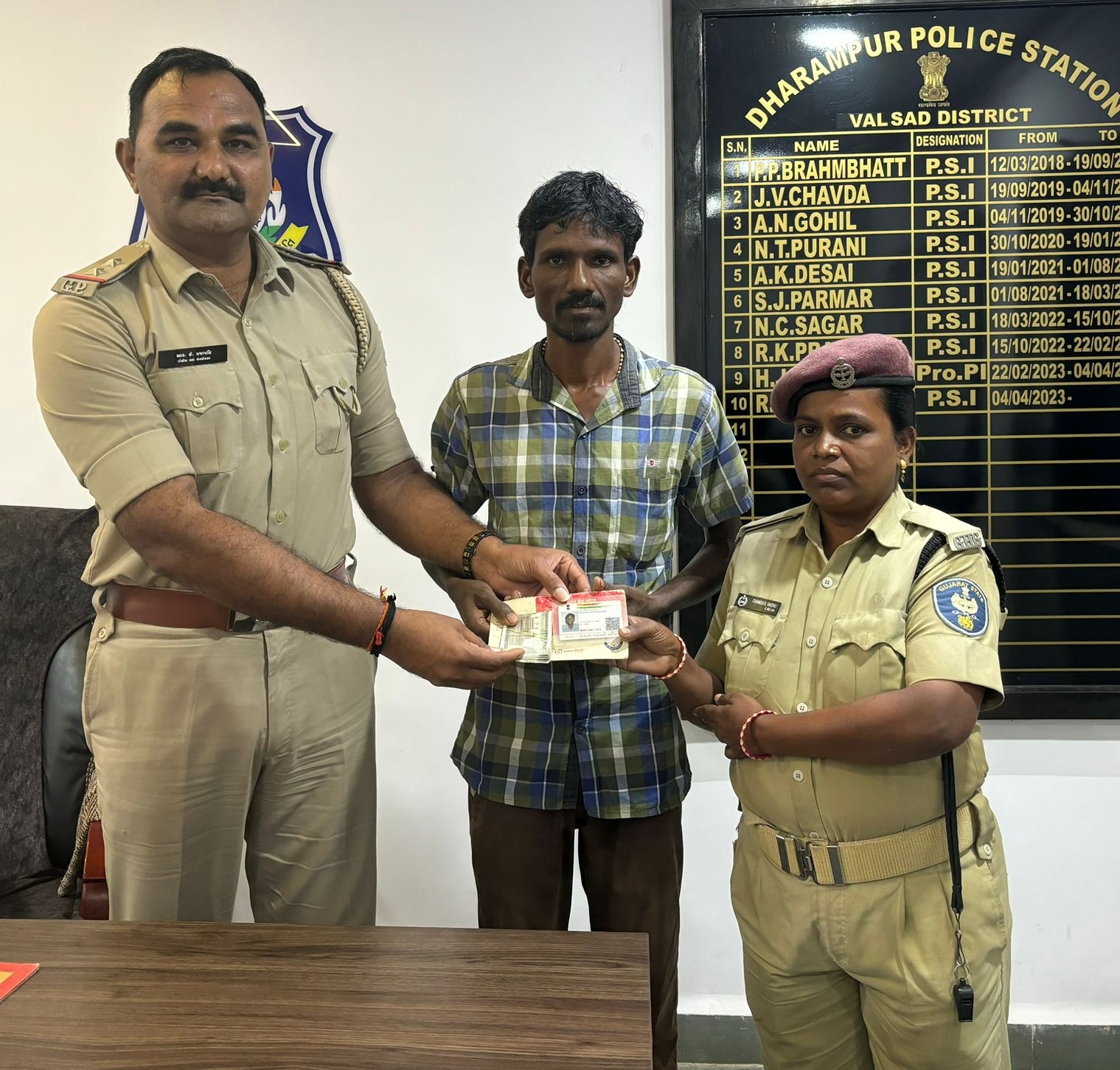 The female home guard of Dharampur returned the bag of money to the ...