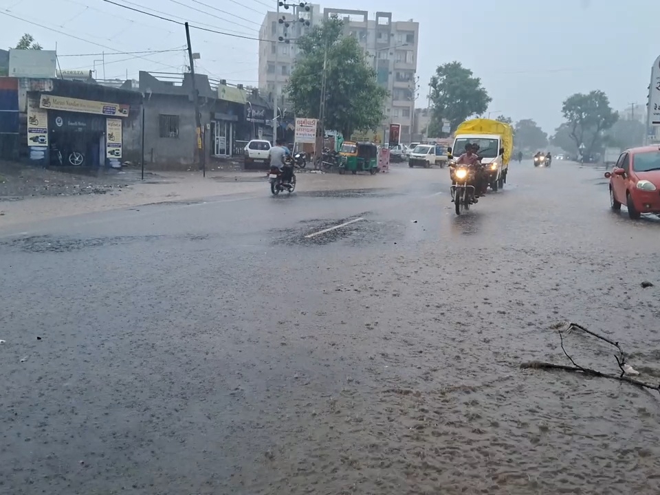 Rainy weather prevailed in Botad city on the second day | બોટાદમાં બીજા ...