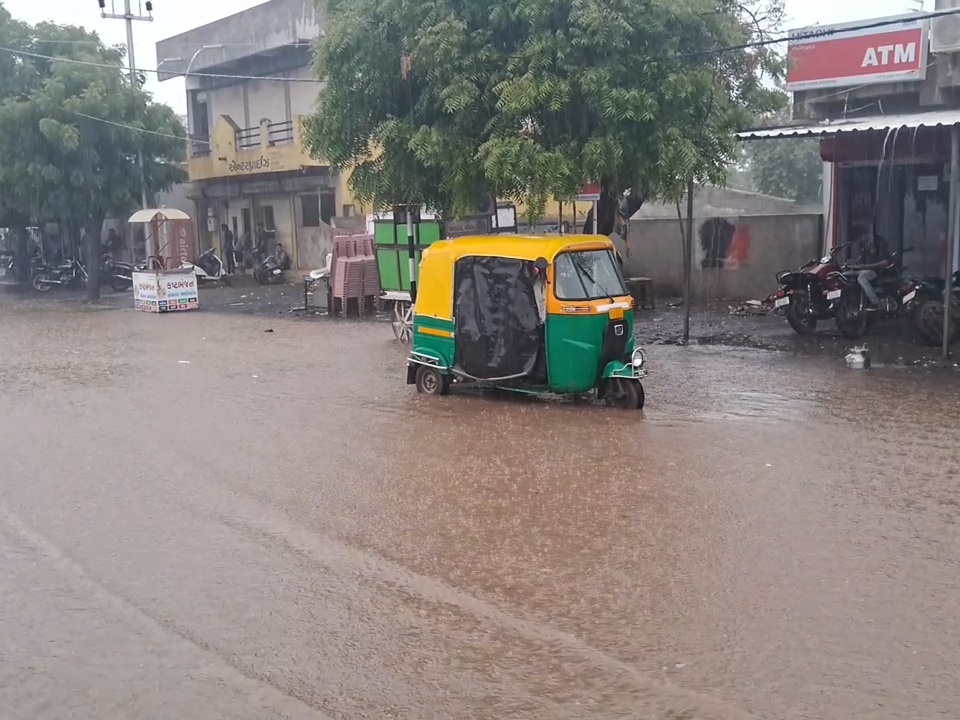 Rainy weather prevailed in Botad city on the second day | બોટાદમાં બીજા ...