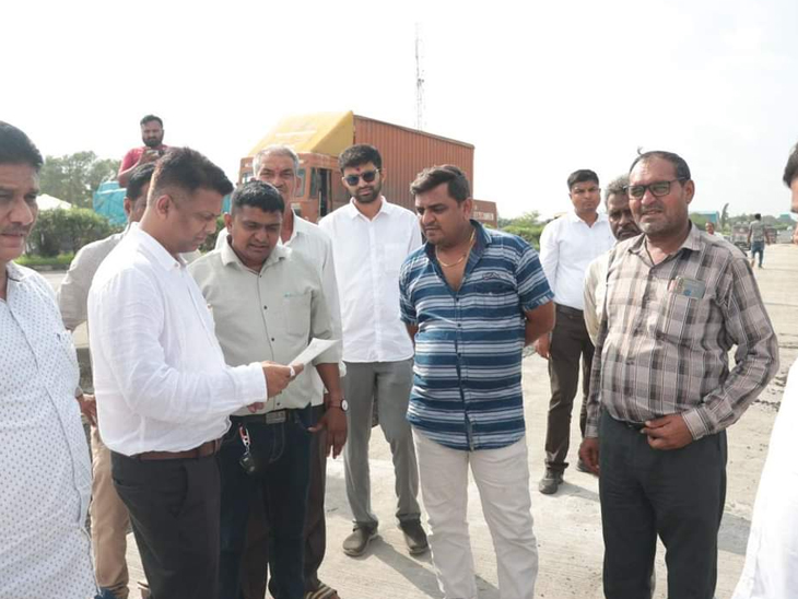 The MP conducted a site inspection on the issues of Valsad Highway ...