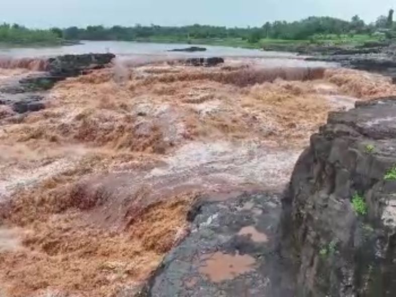 Bharuch's legendary Dhanikhunt waterfall in Netrang turns red, amazing ...