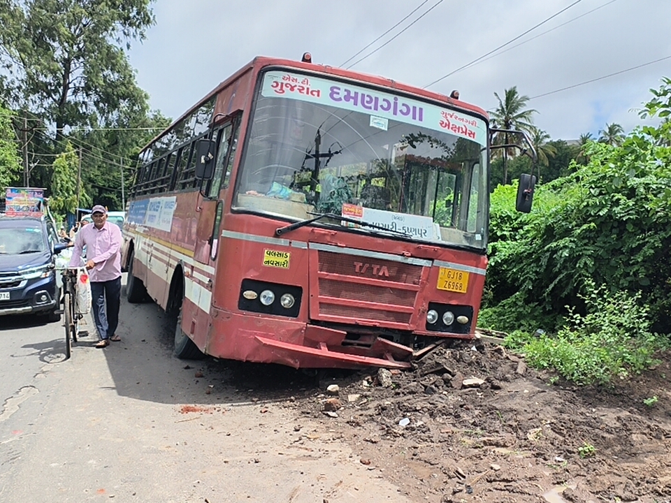 ST bus went down the road near Chhapra village of Navsari and got stuck ...