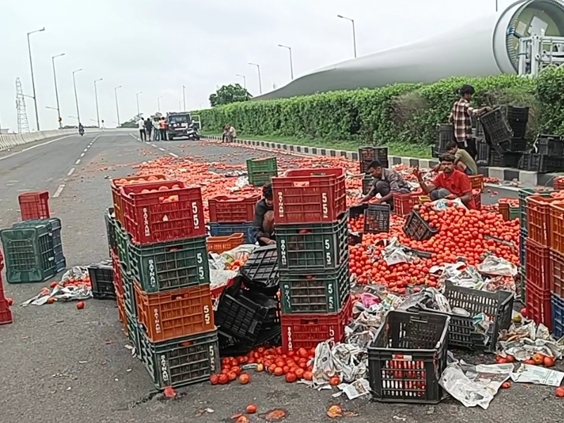 A vehicle loaded with tomatoes overturned on Dabhan Bridge in Nadiad ...