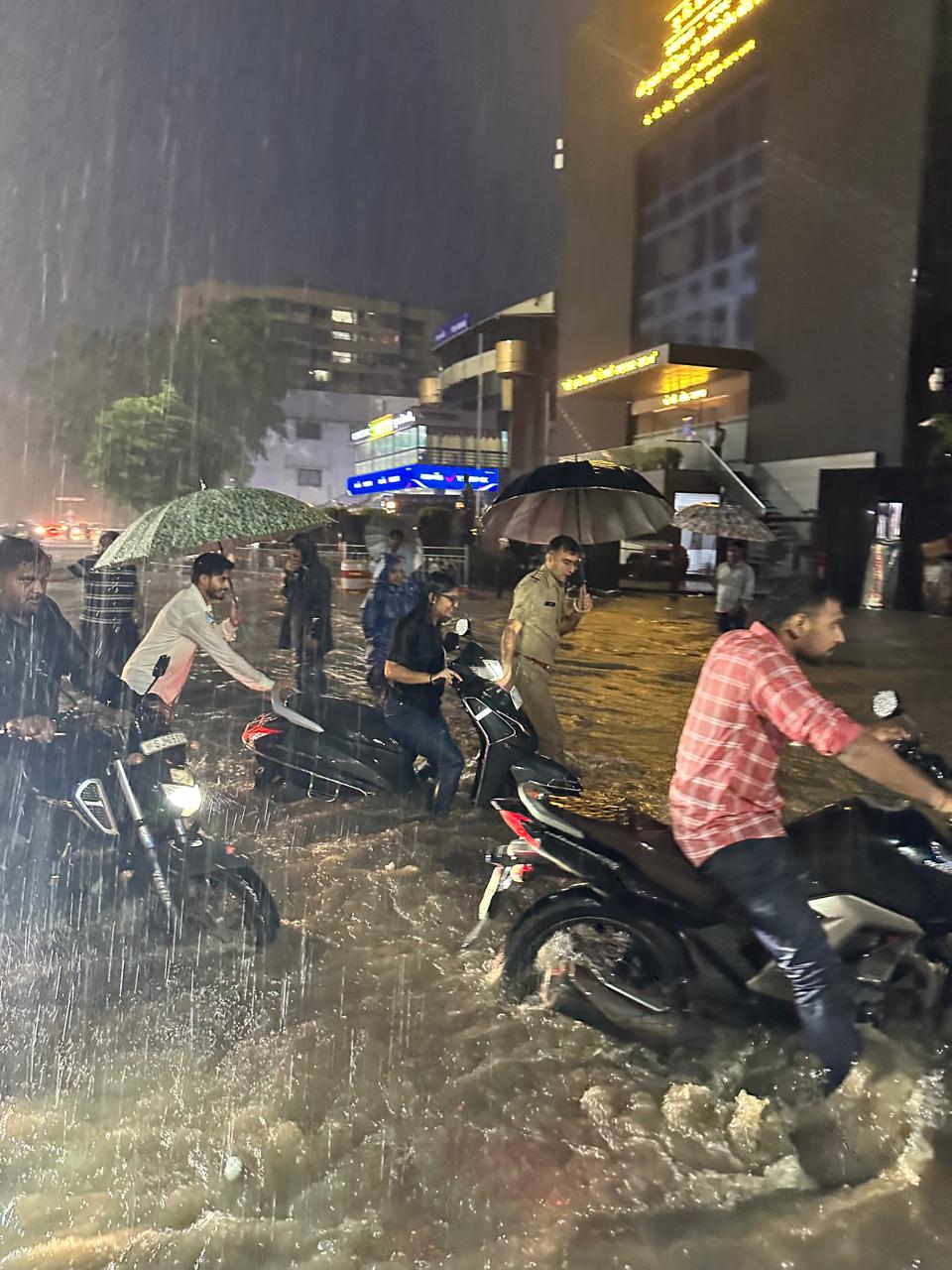 Heavy rainfall 5 inches of rain in Surat ground report | સાંબેલાધાર 5 ...