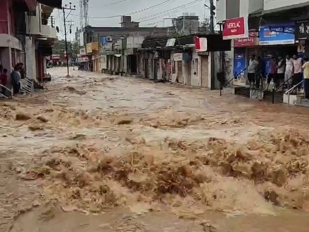 Water flooding situation at many places, highway jammed by 3 inches in ...