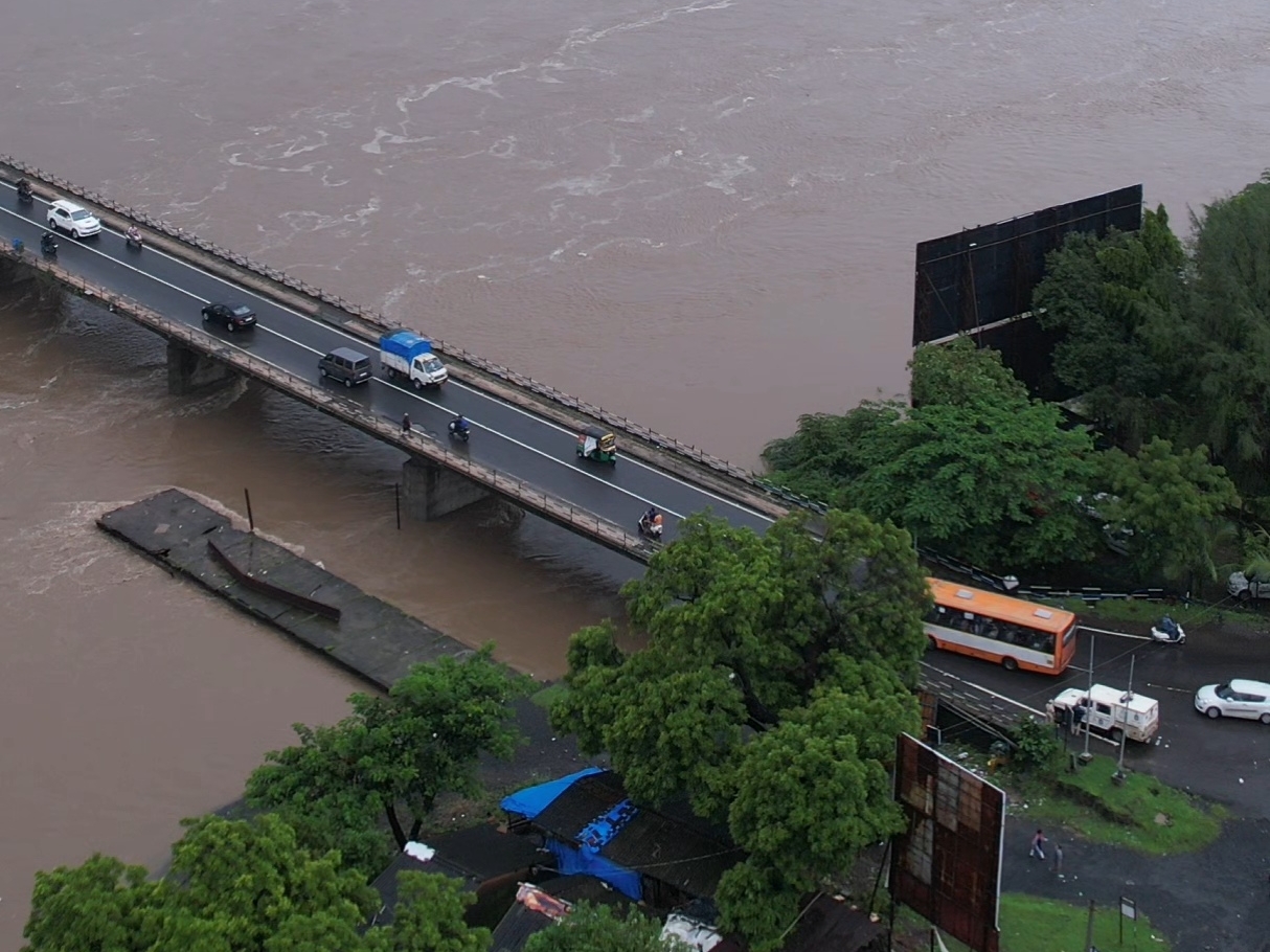 Upstream of Navsari district overflowed due to heavy rains, people ...
