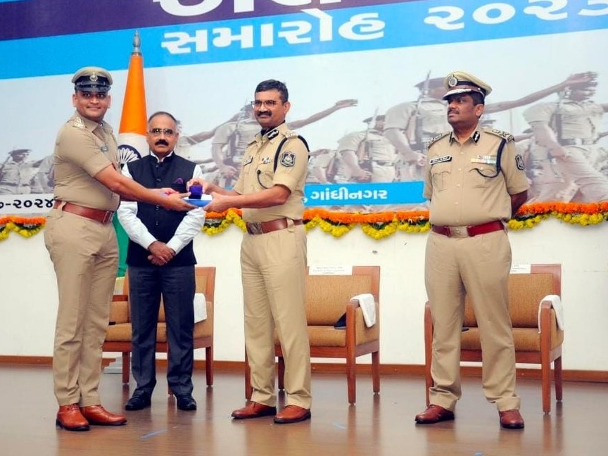 Valsad SP Dr. Karanraj Vaghela and PI Mayur Patel of Vapi GIDC police ...