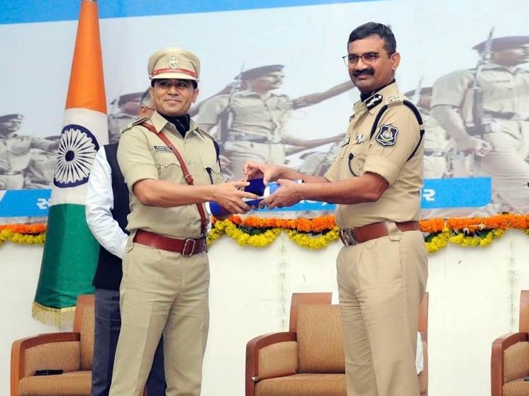 Valsad SP Dr. Karanraj Vaghela and PI Mayur Patel of Vapi GIDC police ...