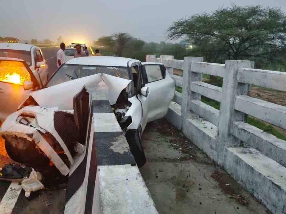 Swift crashes after hitting divider, 3 dead | ડિવાઈડર સાથે ટક્કર બાદ ...