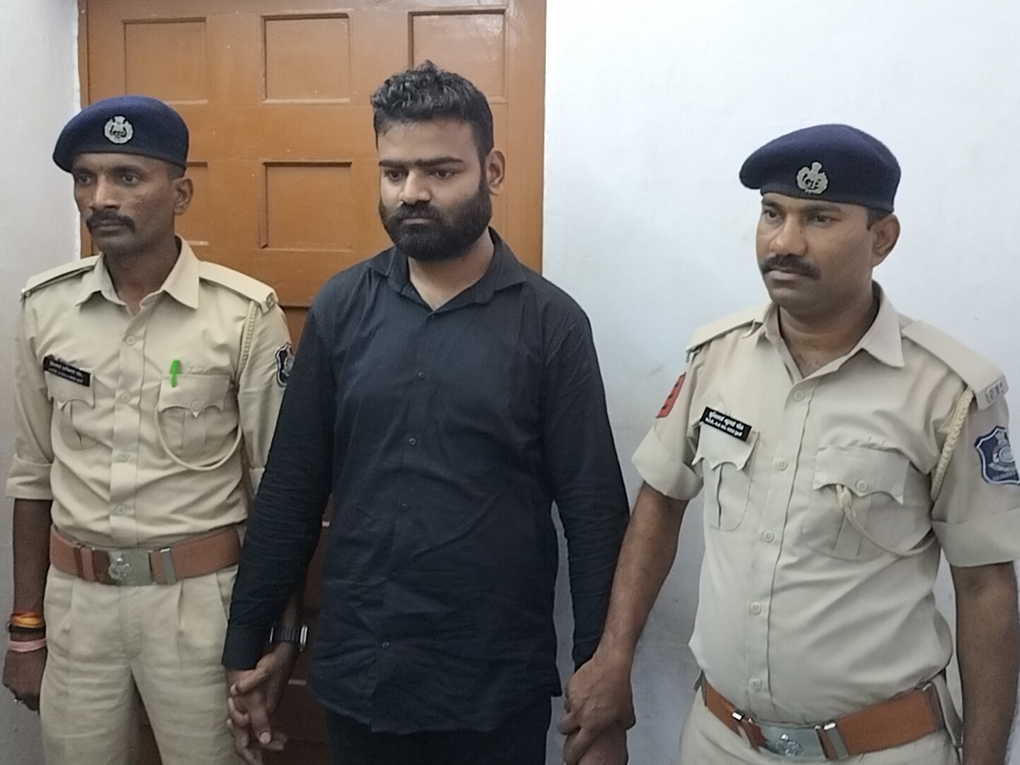 Valsad LCB team nabbed wanted accused in Pardi police station liquor ...