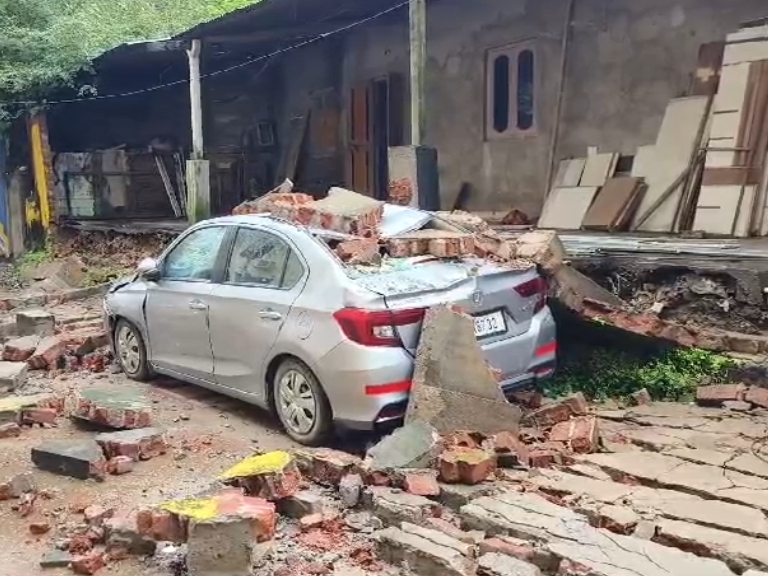 Another wall collapsed in Lunawada city | લુણાવાડા શહેરમાં વધુ એક દિવાલ ...