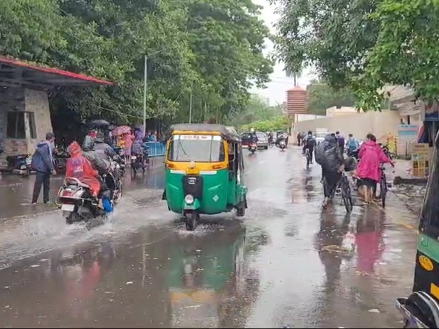 Drizzle continues since early morning, rise in Ambika river level due ...