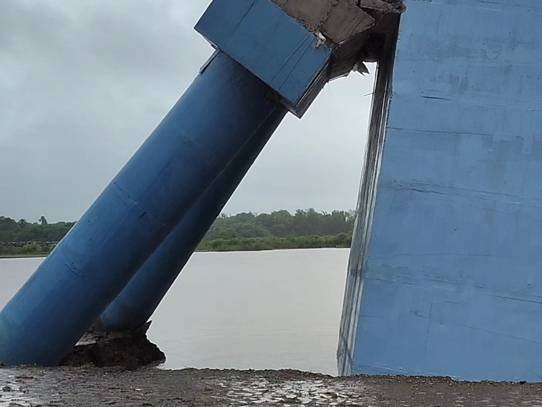 The pillar fell before the bridge was opened!