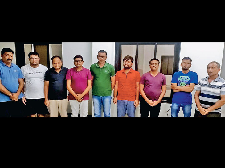 9 arrested including 3 traders for gambling at Broadway-Pride complex in Bhayli | દરોડો ...