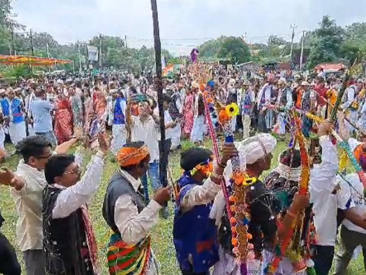 From Ambaji to Umargam to celebrate World Adivasi Day, rally in ...