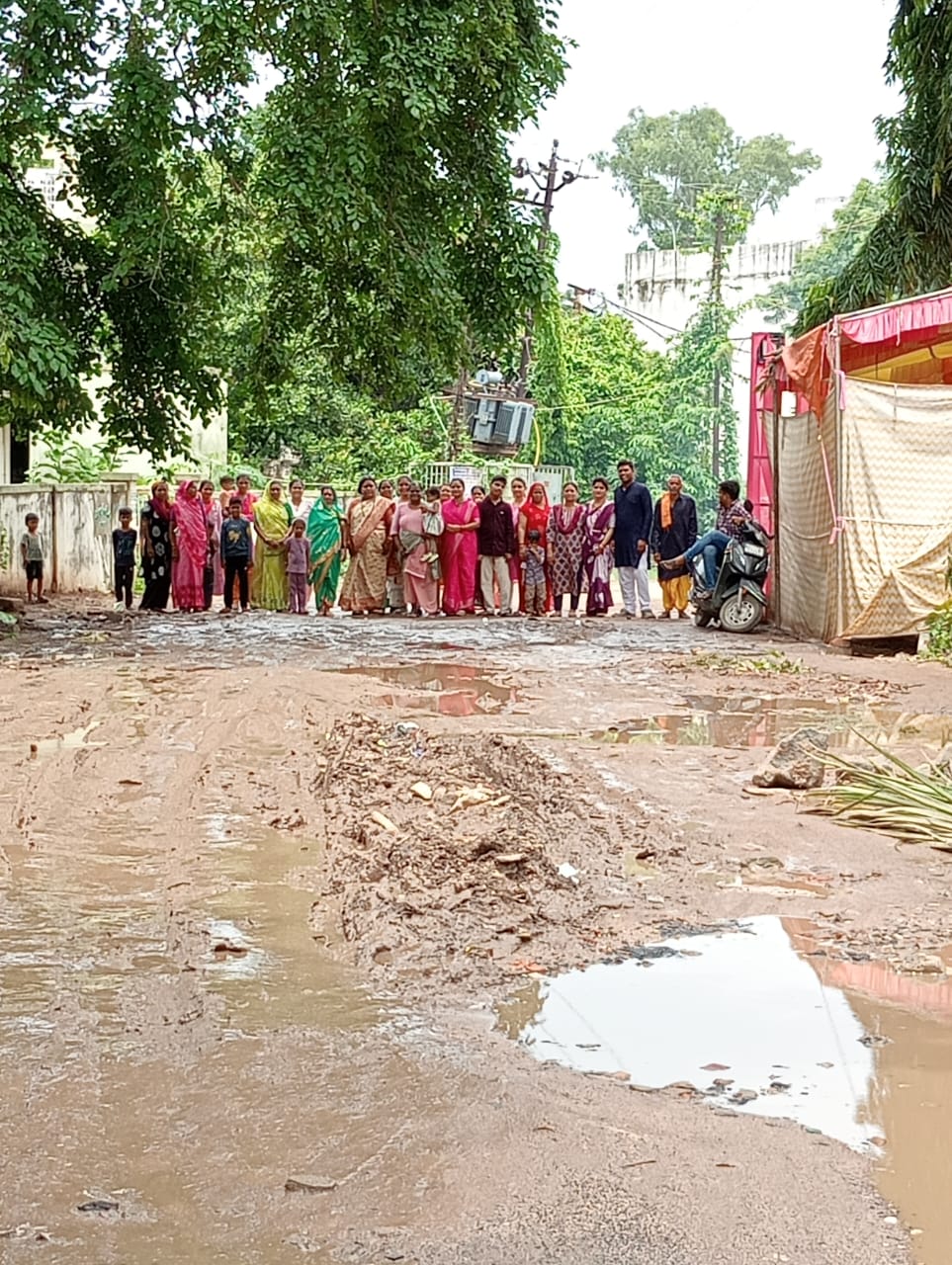 Devotees of Dashama temple in Godhra and locals filled the potholes at ...