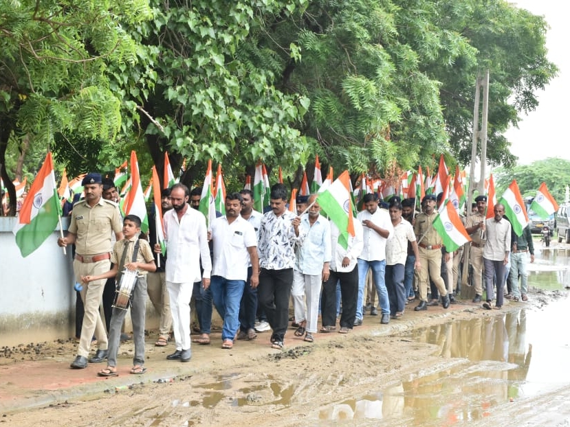 Villagers thronged in the Tiranga Yatra that started in Lakhpat's ...