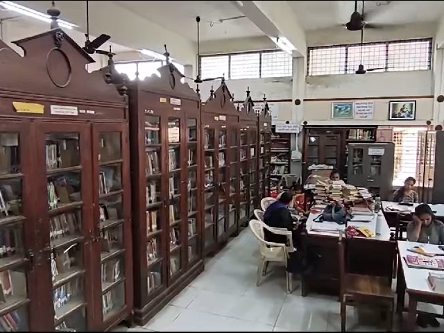 How is the best library in Gujarat?