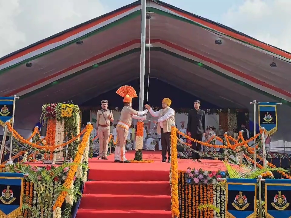 Finance Minister Kanu Desai saluted the flag at Tajpore village in Bardoli | 78મા સ્વતંત્રતા ...