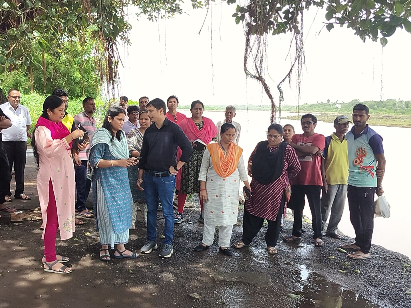 After draining the water of Auranga river, the provincial official ...