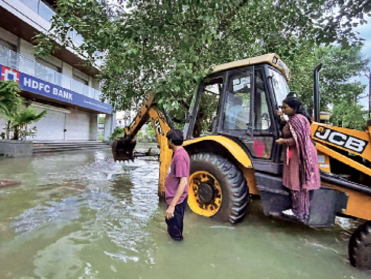 On New Sama Road, the councilor broke the bronze wall from JCB, 2 feet ...