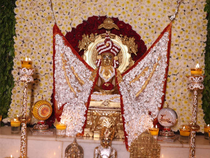 On Paryushan Parva in Surat, Lord's Angarach was done with gold, silver ...