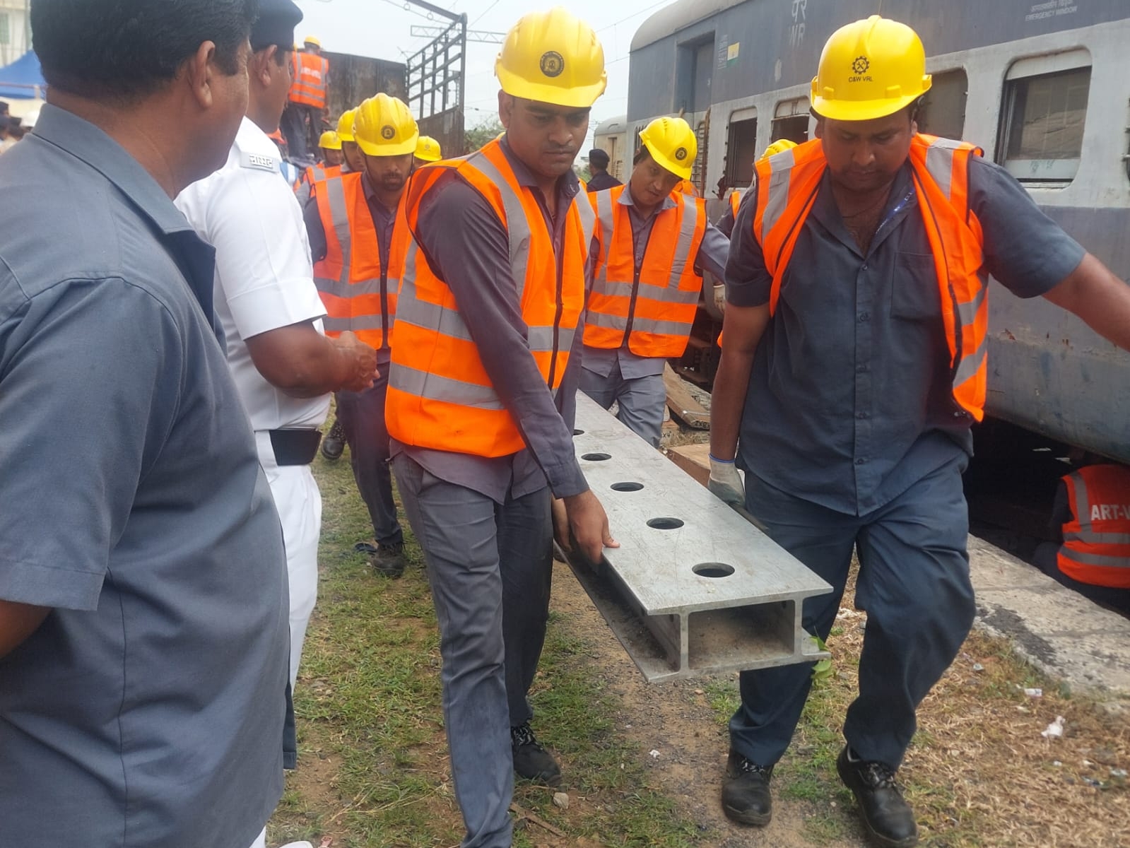 Mock drill was held at Veraval railway station | વેરાવળ રેલવે સ્ટેસન પર યોજાઈ મોકડ્રિલ: NDRF ...