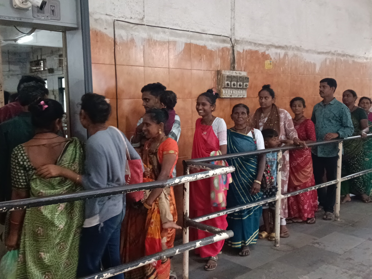 Ambaji Mandir Trust arranged free meals for devotees at three places ...