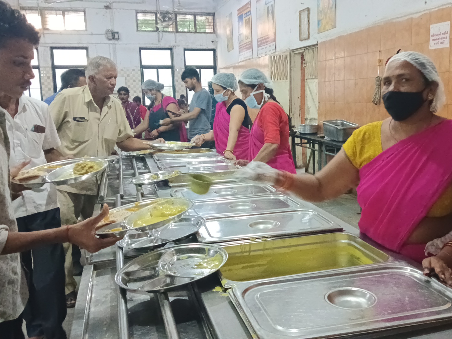 Ambaji Mandir Trust arranged free meals for devotees at three places ...