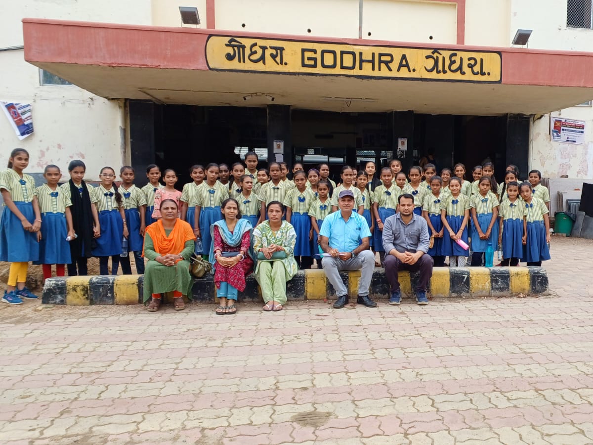 The children of Godhra's Civil Lines Gujarati Girls' School visited ...