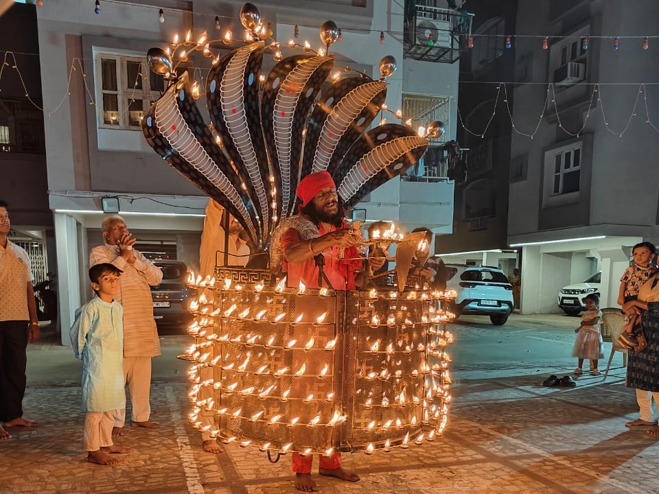 A grand aarti with 551 divas on the theme of Seshnag was held at the ...
