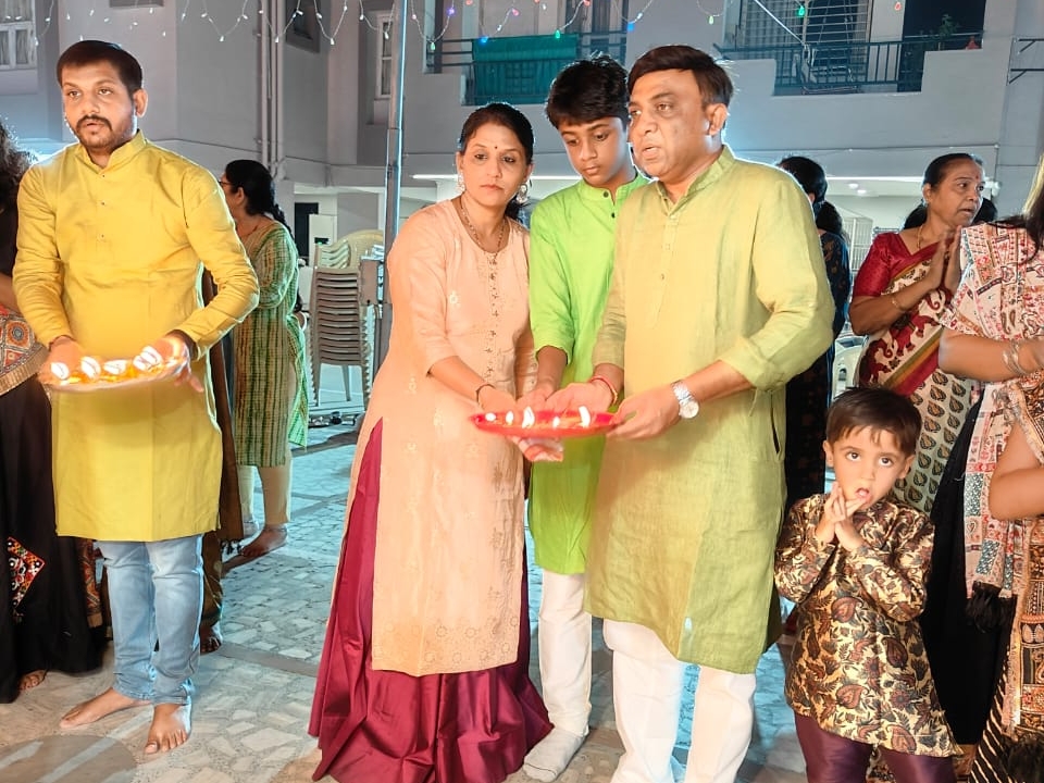 A grand aarti with 551 divas on the theme of Seshnag was held at the ...