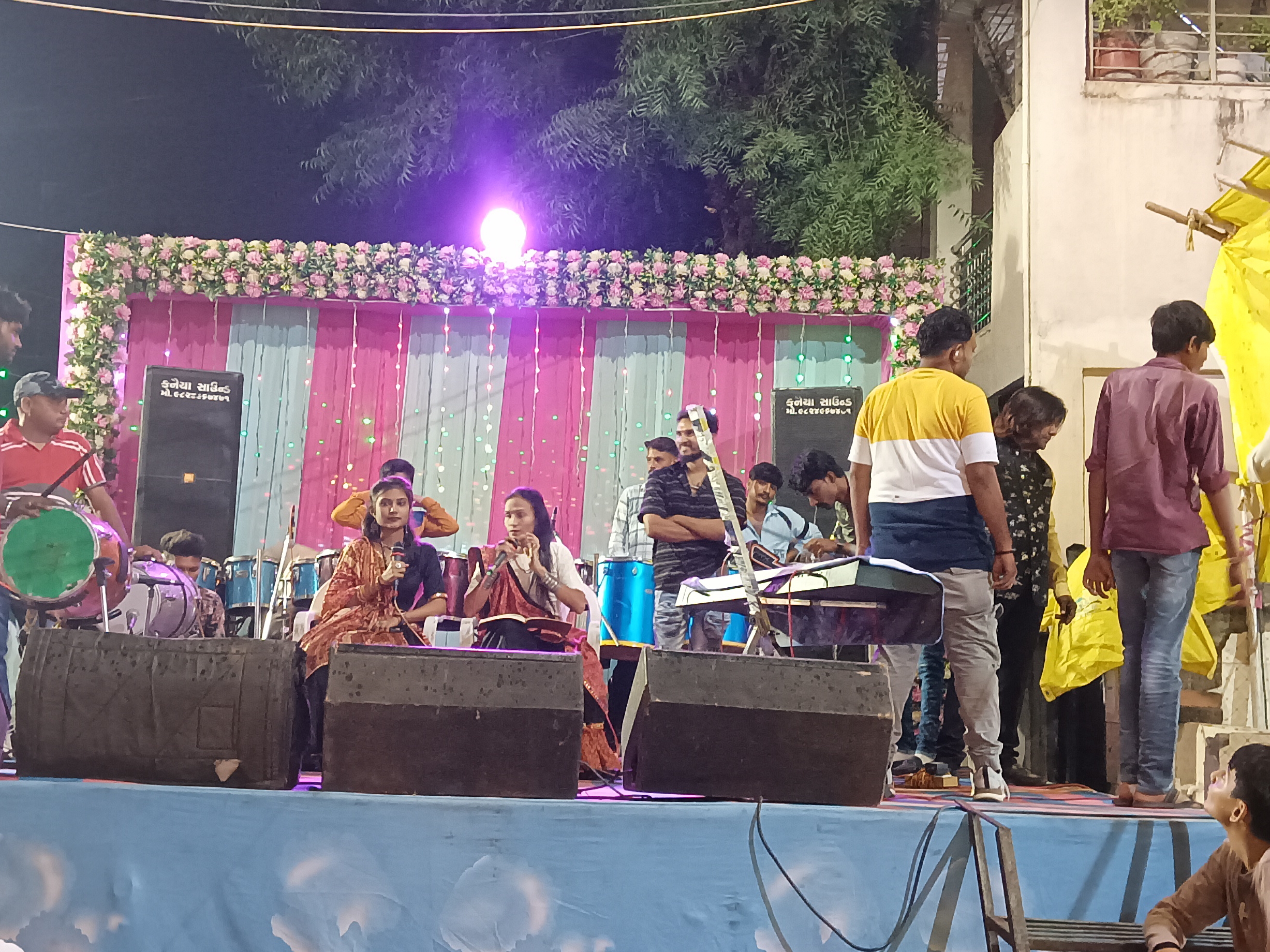 Triveni-Trilok Park Society of Vastral area organized Samuha Aarti of ...