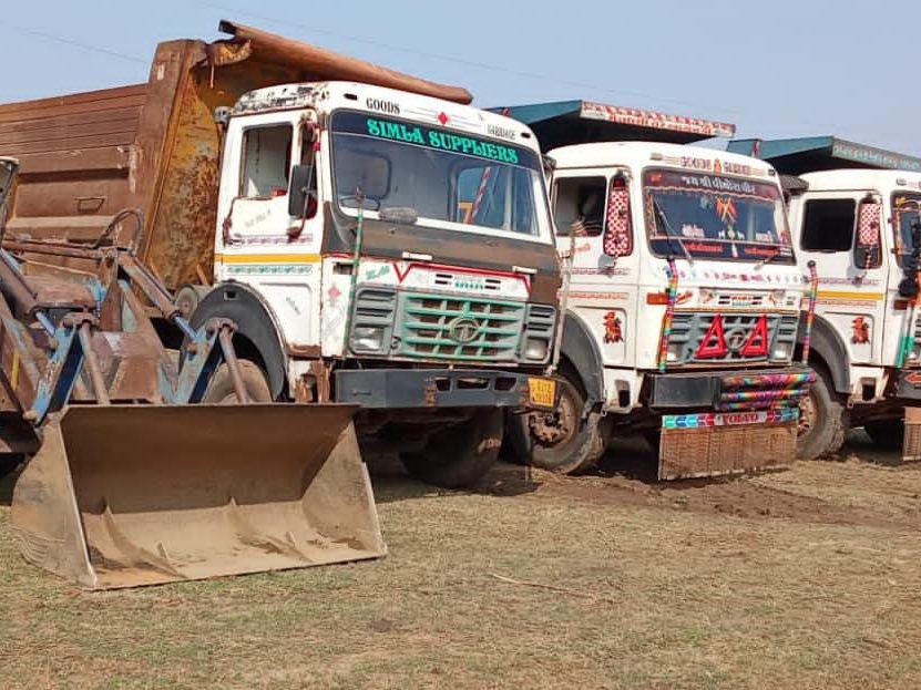 Three dumps caught stealing minerals | ખનીજ ચોરી કરતાં ત્રણ ડમ્પર ...