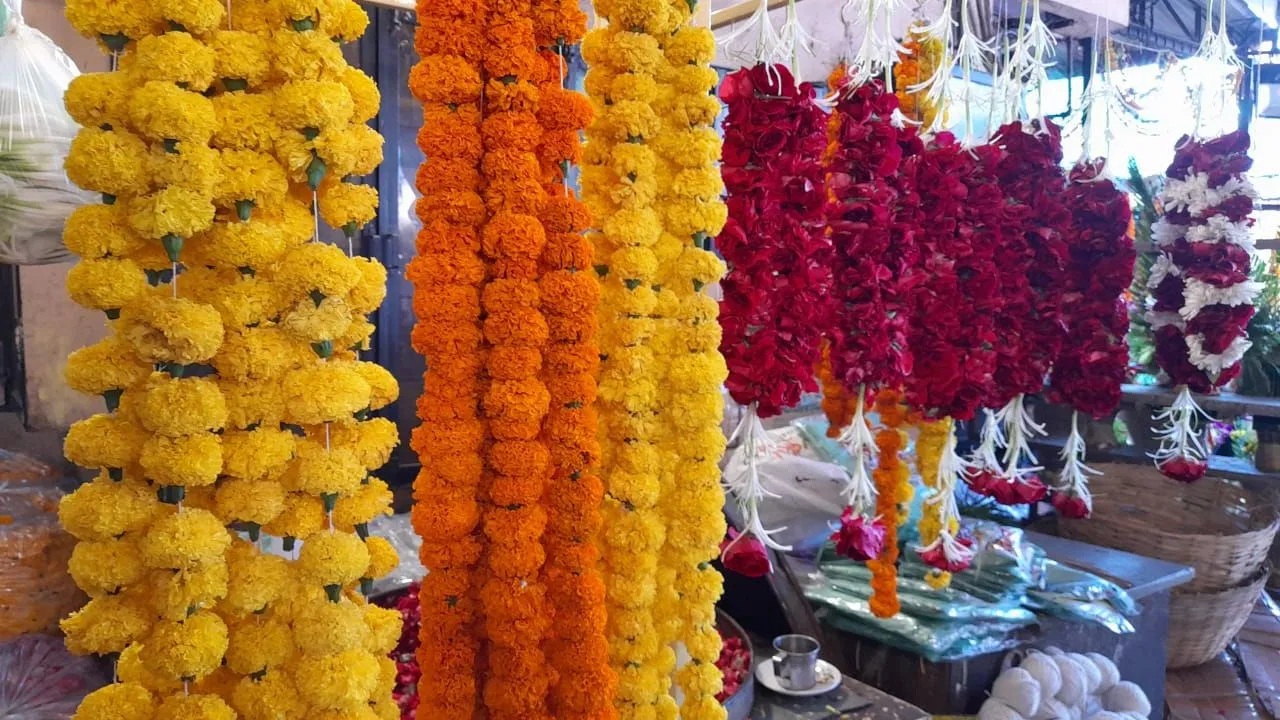 In the flower market, the price of roses reached Rs. 450, Hazari is ...