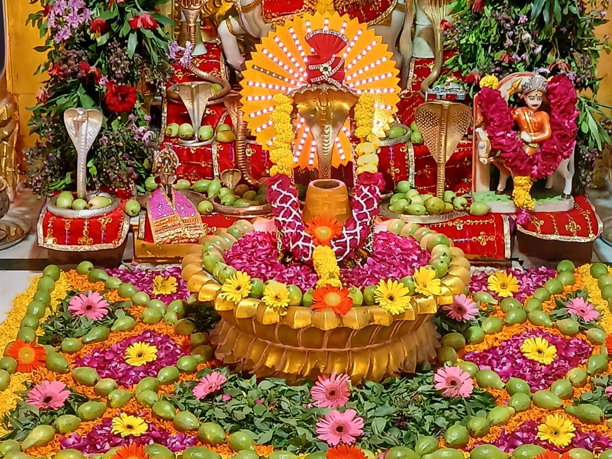 Devotees flocked to take advantage of Labha Pancham | લાભ પાંચમને લઈ ...