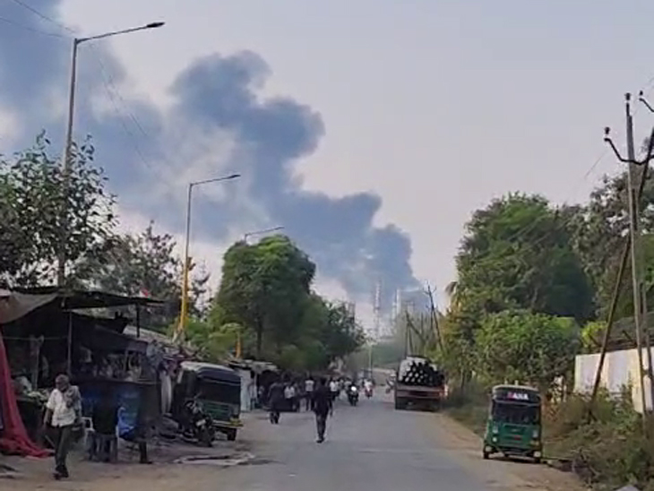Massive fire at IOCL Refinery Company in Koyli, Vadodara, plumes of ...