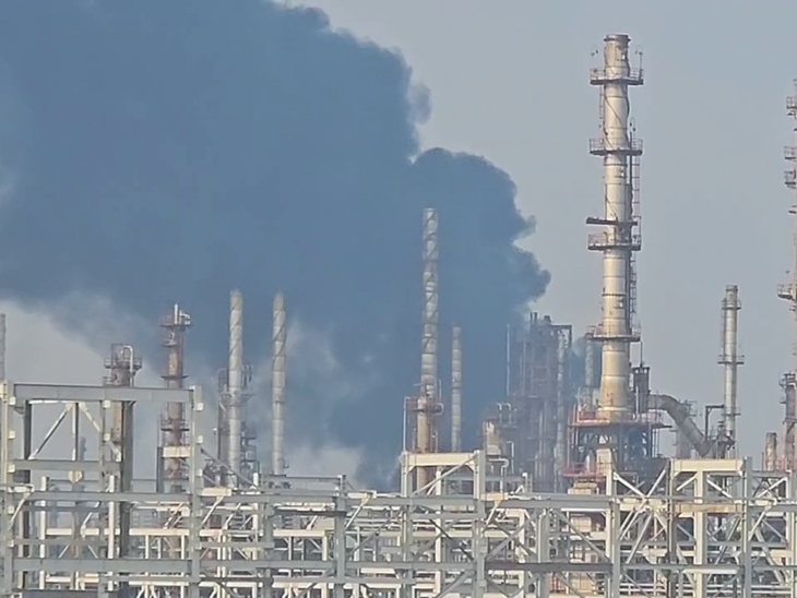 Massive fire at IOCL Refinery Company in Koyli, Vadodara, plumes of ...