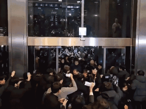 Crisis in South Korea - Demonstrations nationwide, dissidents in custody