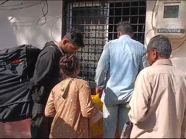Queues from early morning face heavy rush to take birth and death records at Godhra Palika ...