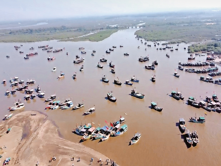 700 boats from 10 villages of Umargam closed, protest against fishermen ...