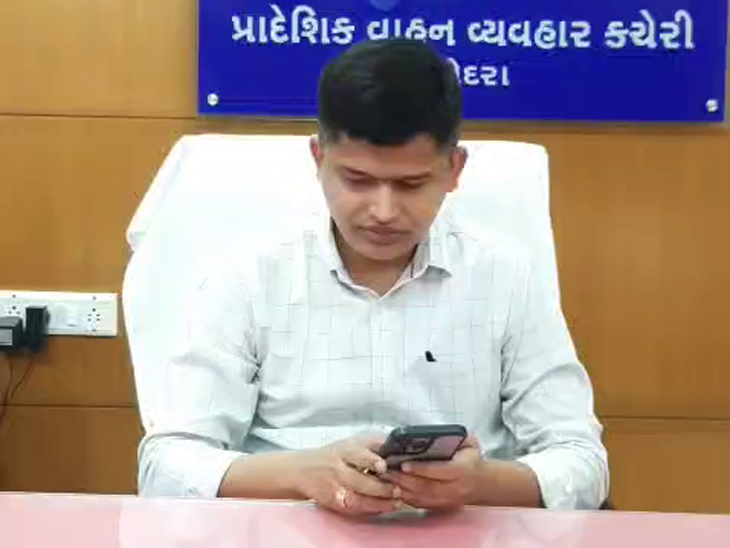 Agents vanish from Vadodara RTO after Bhaskar's sting operation ...