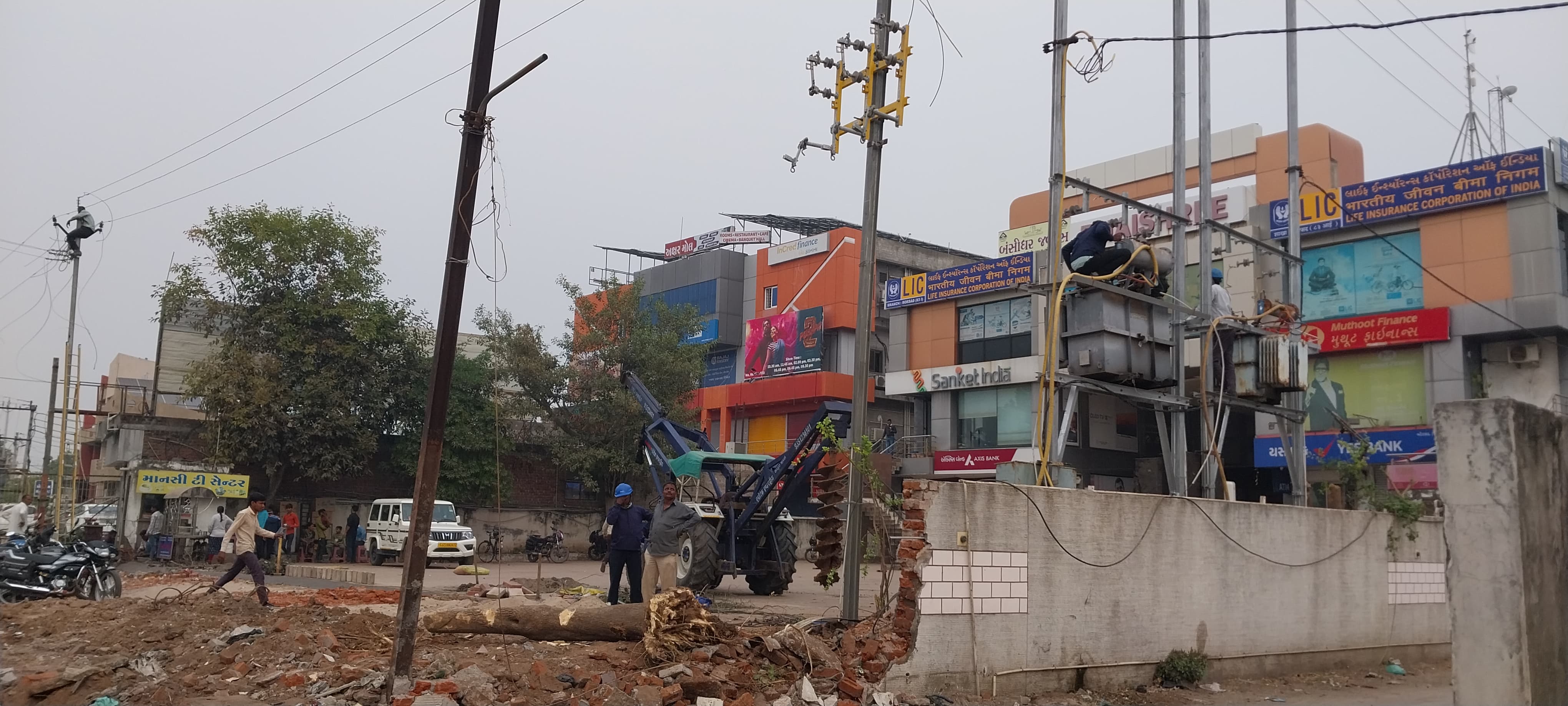 The roads in Borsad city became wider by removing the electricity poles ...