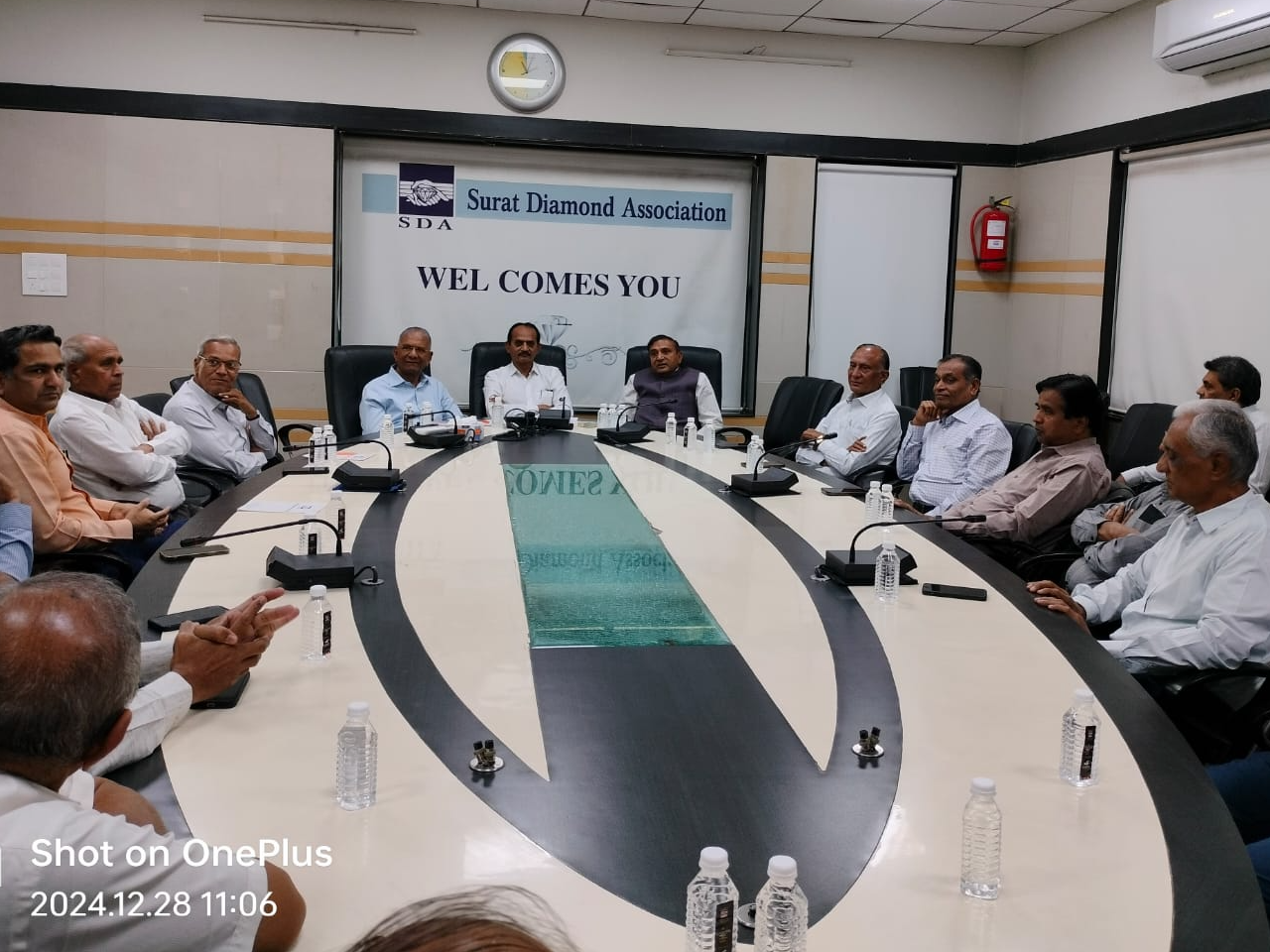 Surat Diamond Bourse Management Committee held a meeting with traders ...