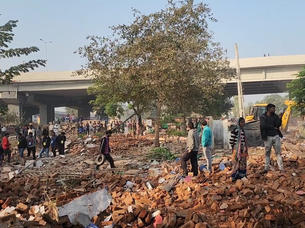 Bulldozer overturns at 180 degrees in Anand | આણંદમાં 180 દબાણો પર ...