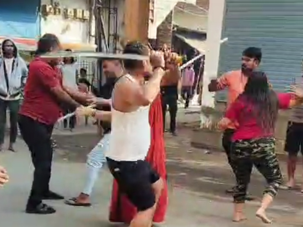Two families in Pandesara clashed after heated argument, swords were ...