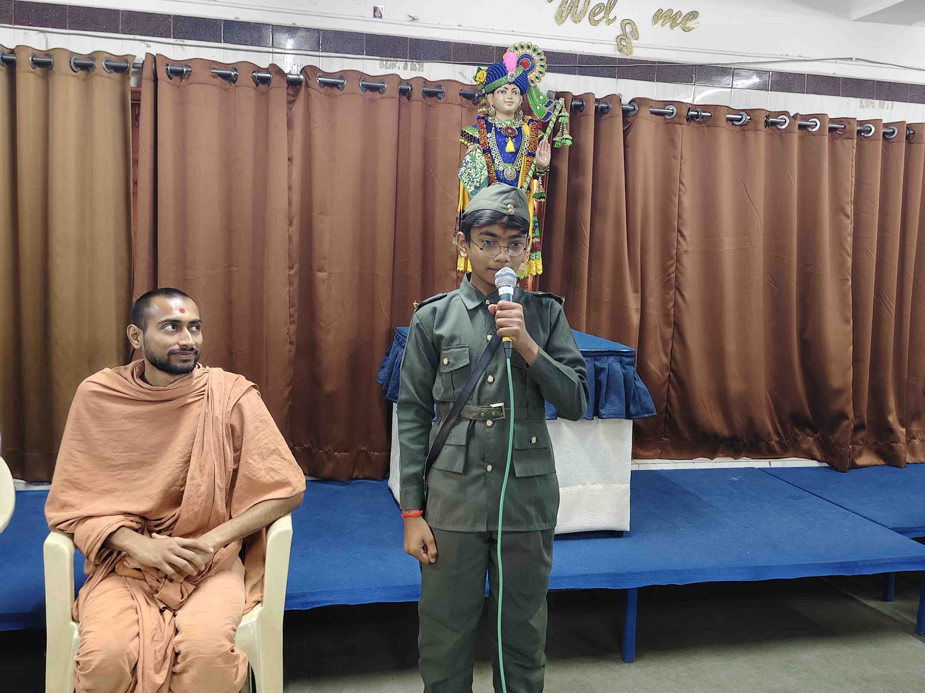Students of Swaminarayan Gurukul raised slogans of Jai Hind on National ...